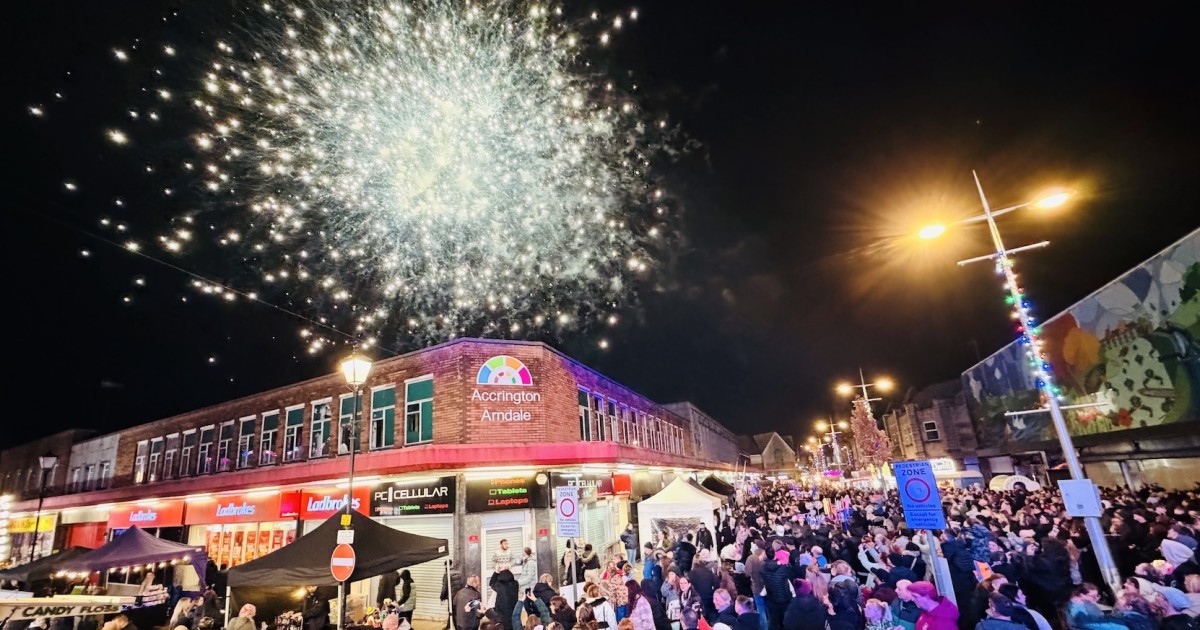 Thousands welcome Christmas to Accrington as East 17 light up the # ...